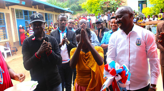 RPF Inkotanyi yafashe mu mugongo umuryango wa Ahishakiye imugenera inzu ...
