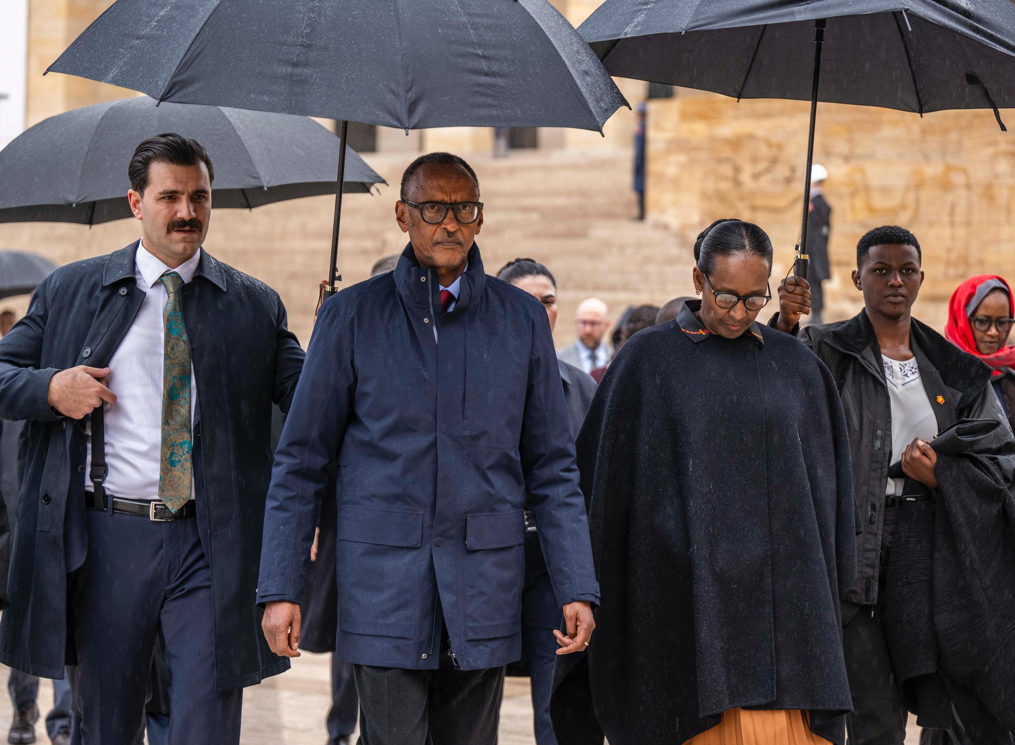 Perezida Kagame na Madamu Jeannette Kagame basuye imva iruhukiyemo ...